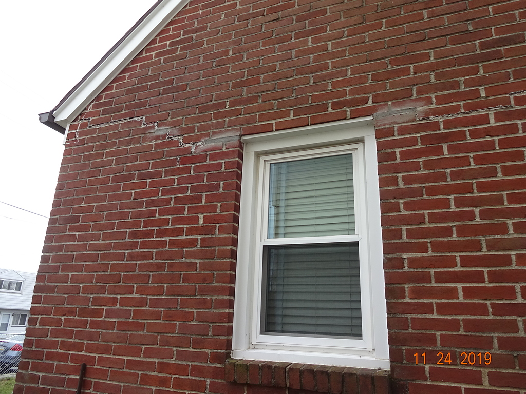 Cracked brick wall along lintels - InterNACHI®️ Forum